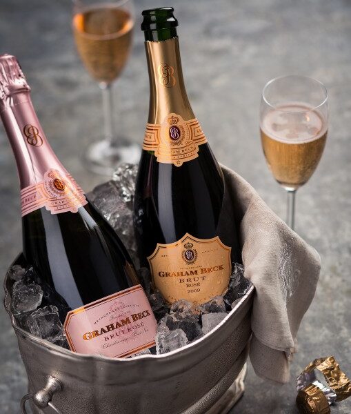 Cách mở chai rượu Champagne chuẩn nhà hàng